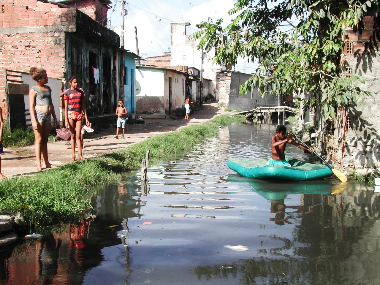 Favela, Covid 19 e a potência dos pobres: resistindo entre a política ...
